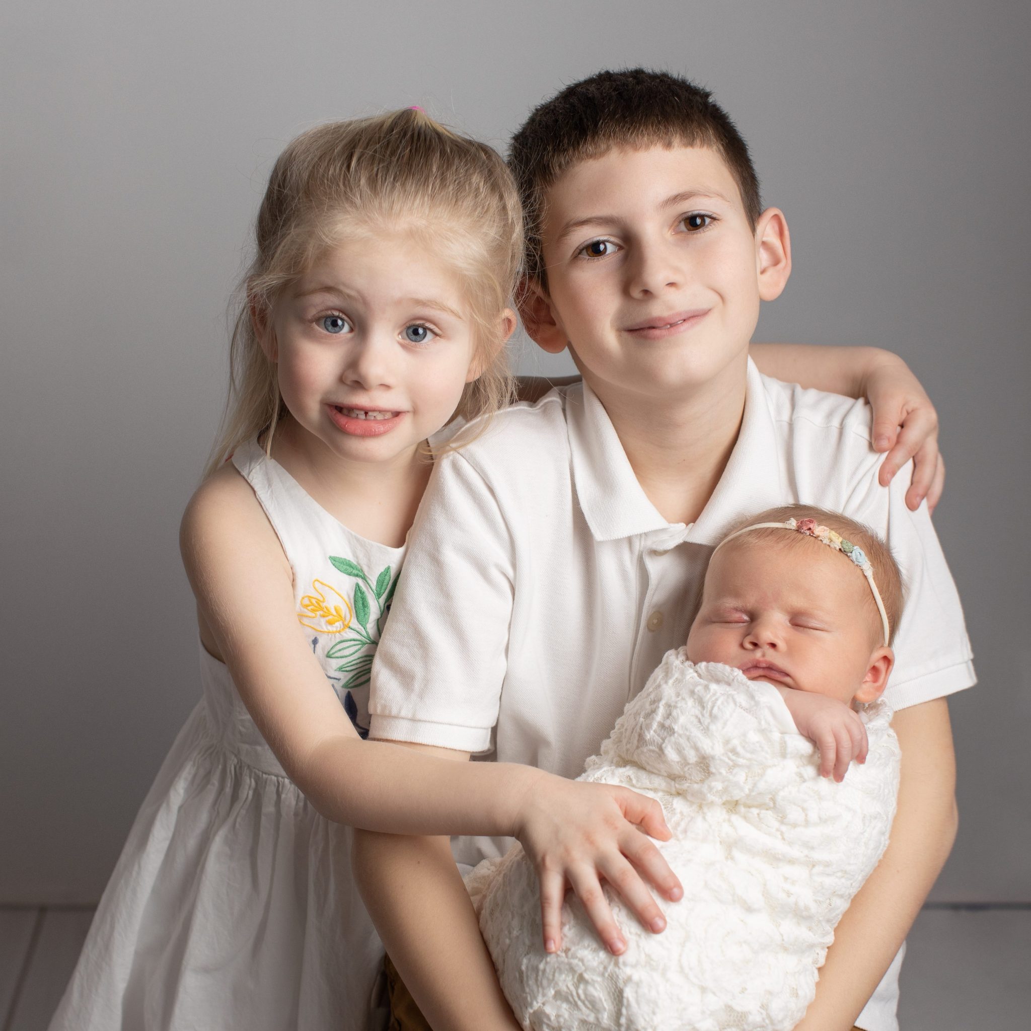 How to Get Great Sibling Photos with Baby (Without the Meltdowns ...