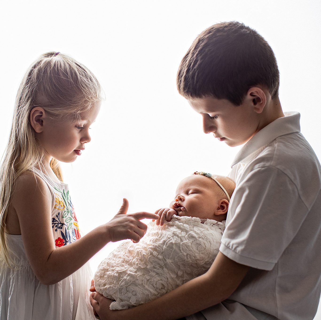 How to Get Great Sibling Photos with Baby (Without the Meltdowns ...
